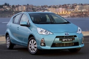 2014 Toyota Prius c - Wheel & Tire Sizes, PCD, Offset and Rims specs ...